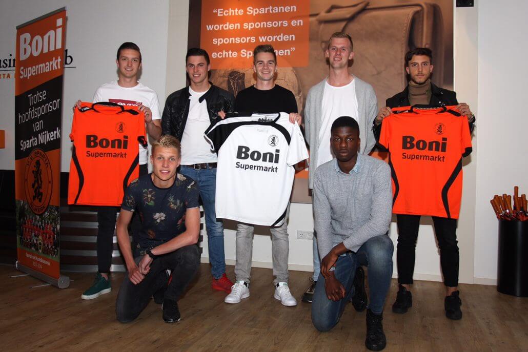 Spelers en looptrainer tekenen contract - v.v. Sparta Nijkerk